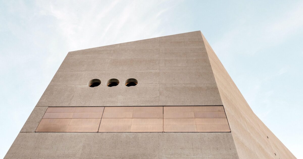 Espazium | Brutalismus in Reinform | Station